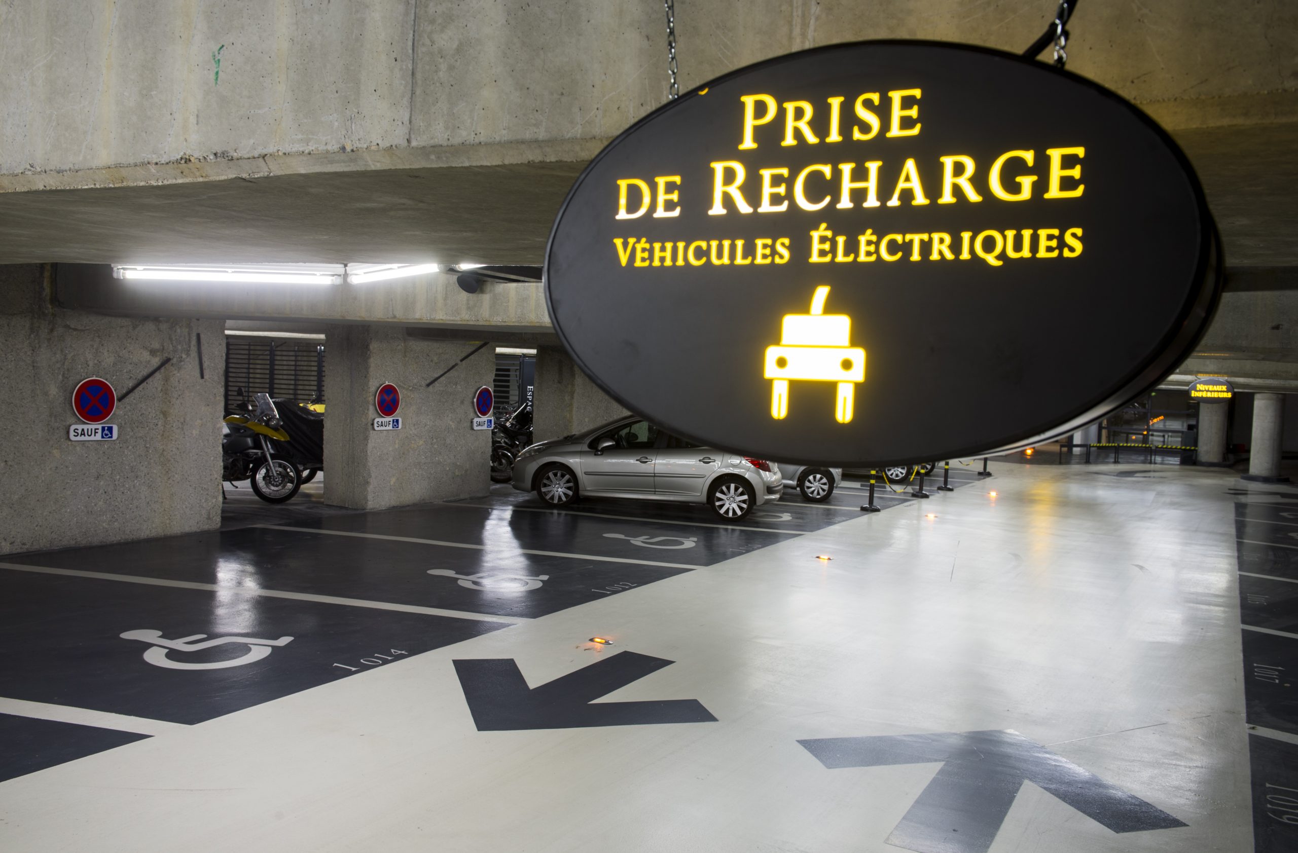 Rechargez votre véhicule électrique dans un parking LPA Mobilités | LPA ...